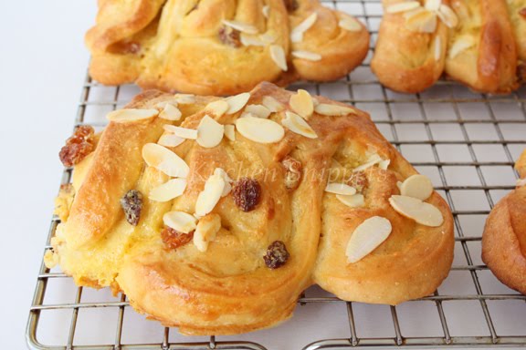 My Kitchen Snippets: Custard Raisin Fan Rolls