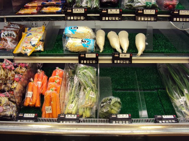 gaijinzilla: "hyaku en shoppu" (this is for you Mrs. Fullmer)