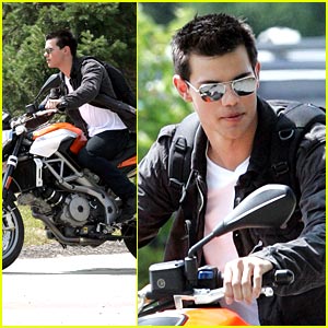 Vida de Artista !: Taylor Lautner exibe estilo motoqueiro