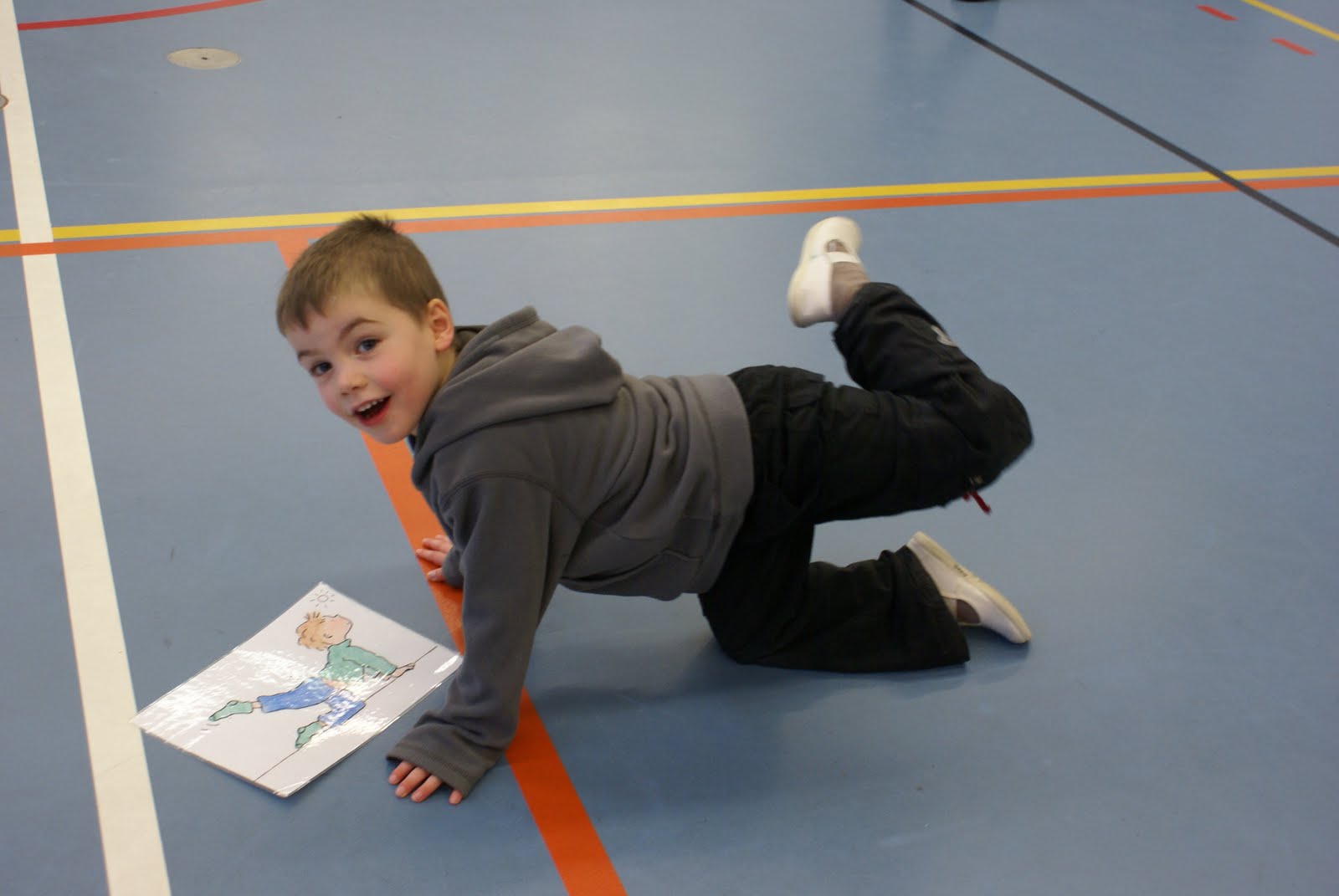 de pimpamkikkerklas: De houding van het kindje op de tekening nadoen