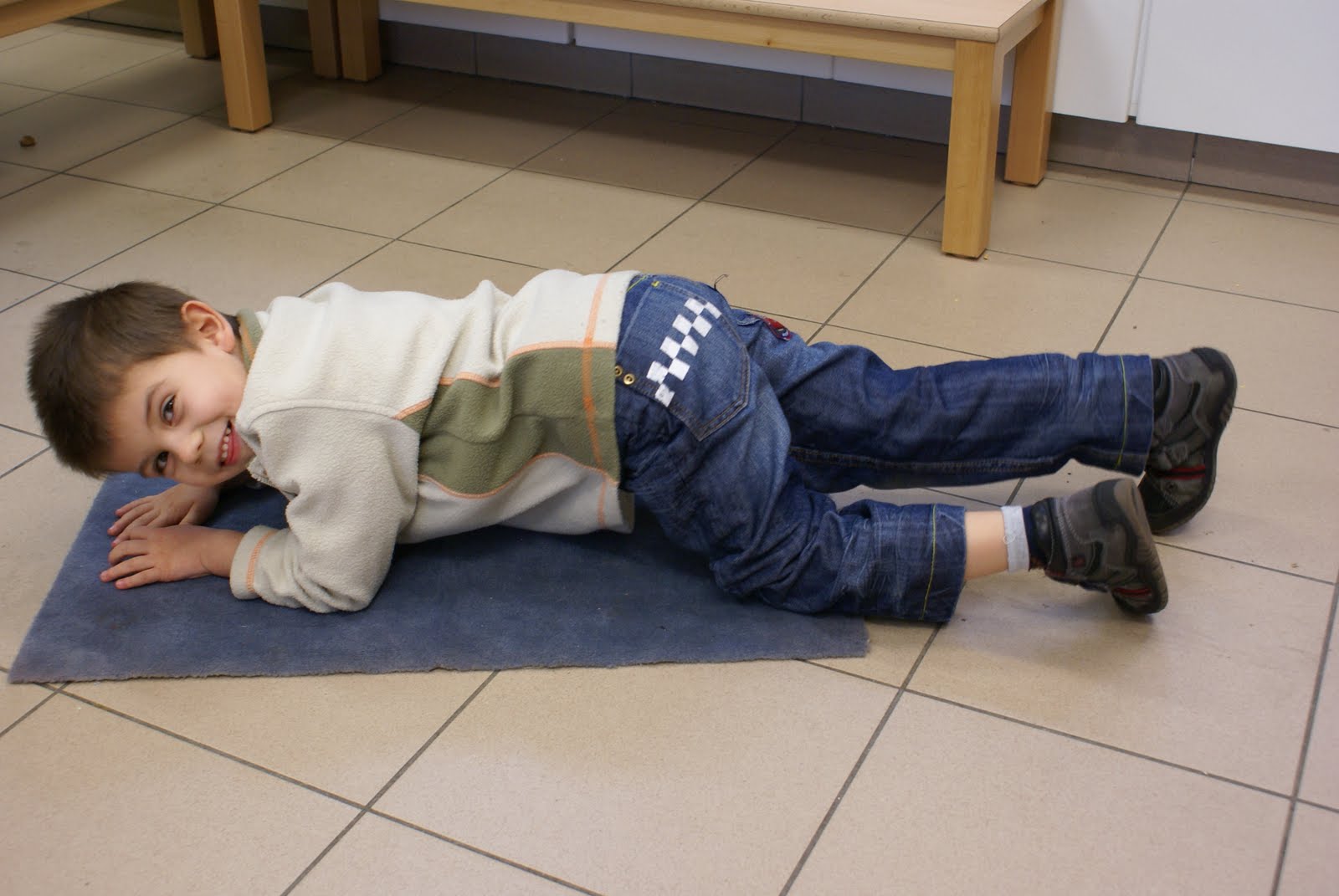 de pimpamkikkerklas: De houding van het kindje op de tekening nadoen