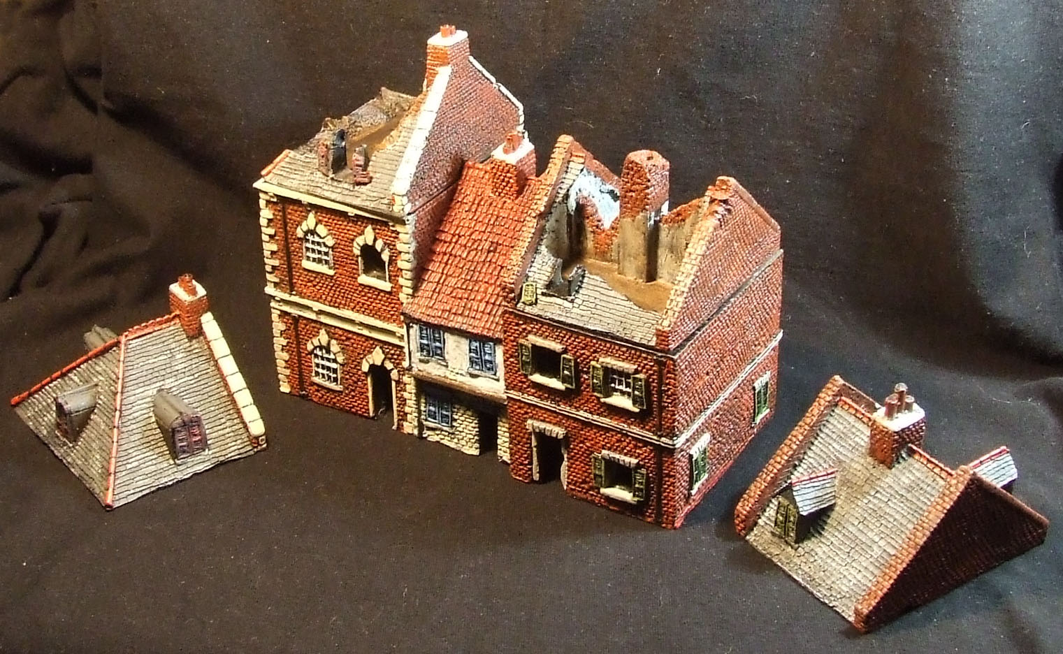 Panzers and Muskets: Hovels - Row of three houses (4B5)