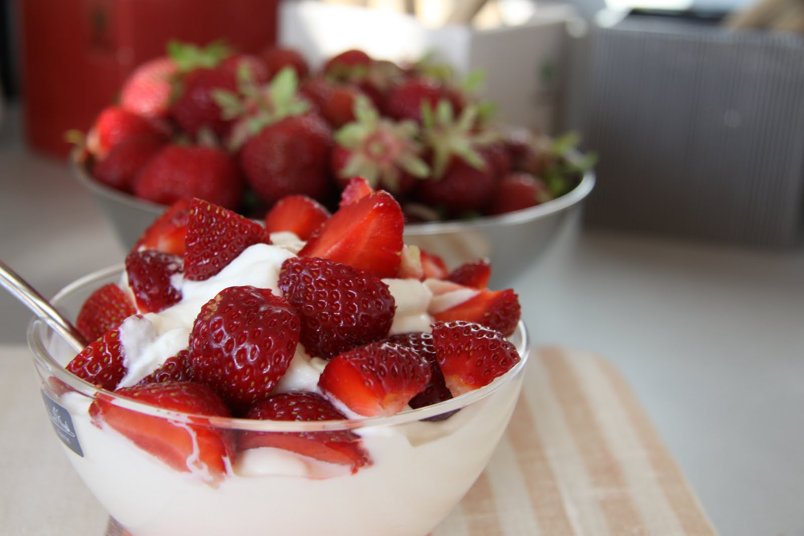 Lihtsaim suvine magustoit ehk maasikad vahukoorega