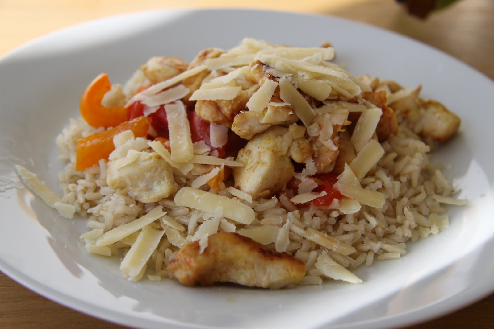 Riis köögiviljade ja kanaga