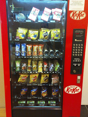 Ξ CȂLÎB£R a.k.a. ÎCΞ: Kit Kat Vending Machine