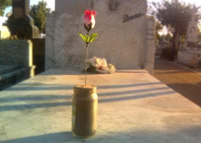 Desde Tigre: ARENA Y NO AGUA EN LOS FLOREROS DE LOS CEMENTERIOS