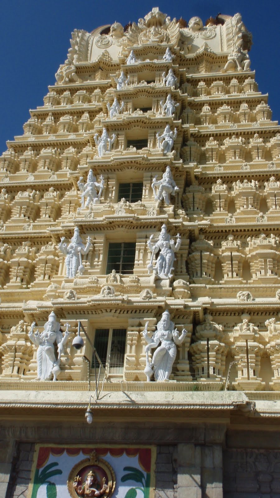 Mysore Postcard: Full Moon Chamundi • We Blog The World