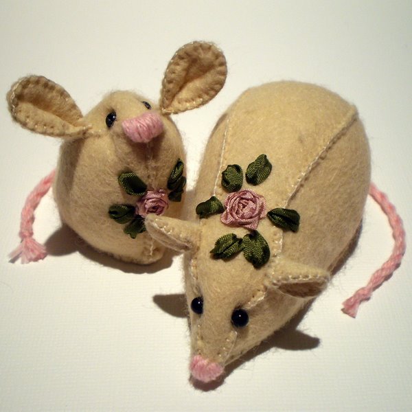 Beccy's Place: Embroidered Mice