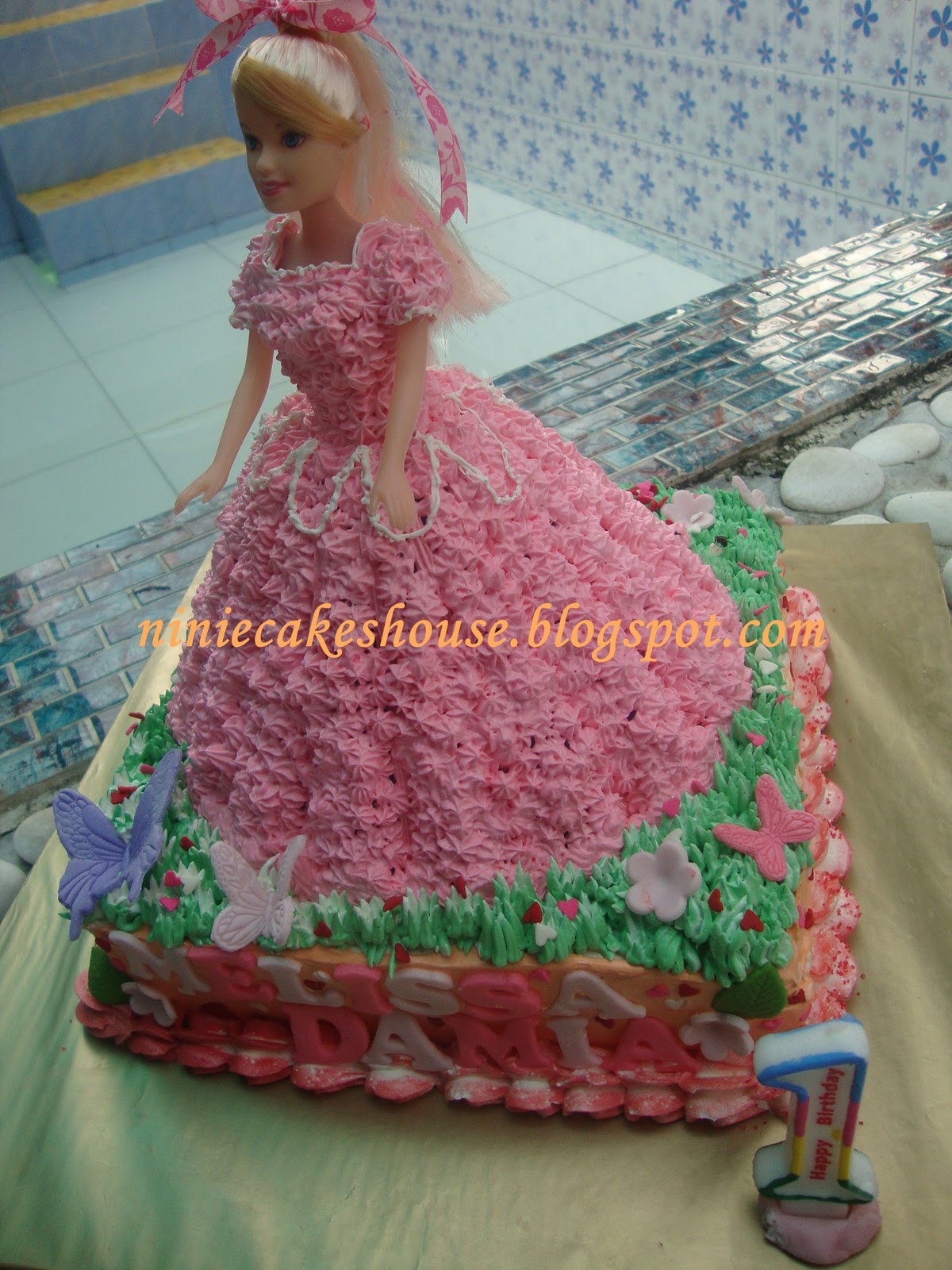 ninie cakes house: Barbie Doll Cake