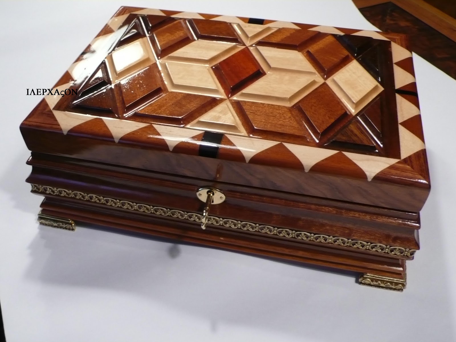 Maderas Nobles: CAJA TARACEADA EN RELIEVE