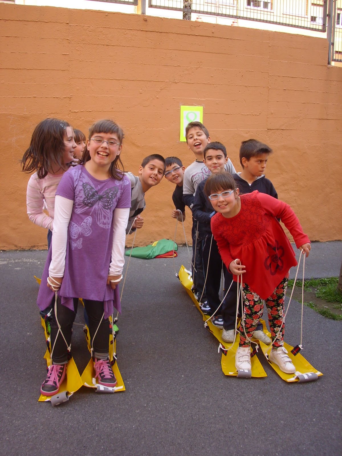 GURE EGUNEROKOA: PATIOKO JOLASAK