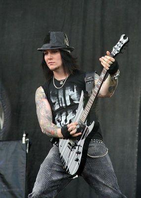 LEO FIRE STAR: Biografi Synyster Gates