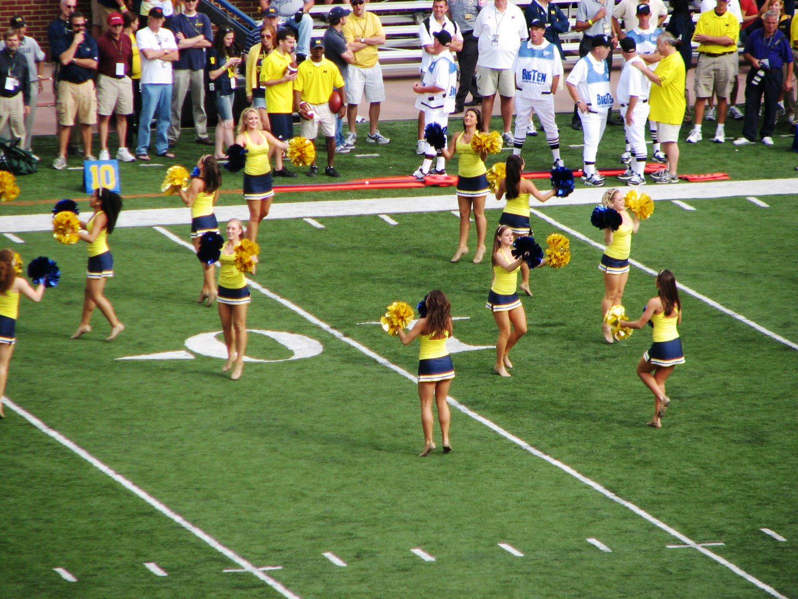 Cheerleaders Sport World: By Request: Michigan Wolverine Cheerleaders