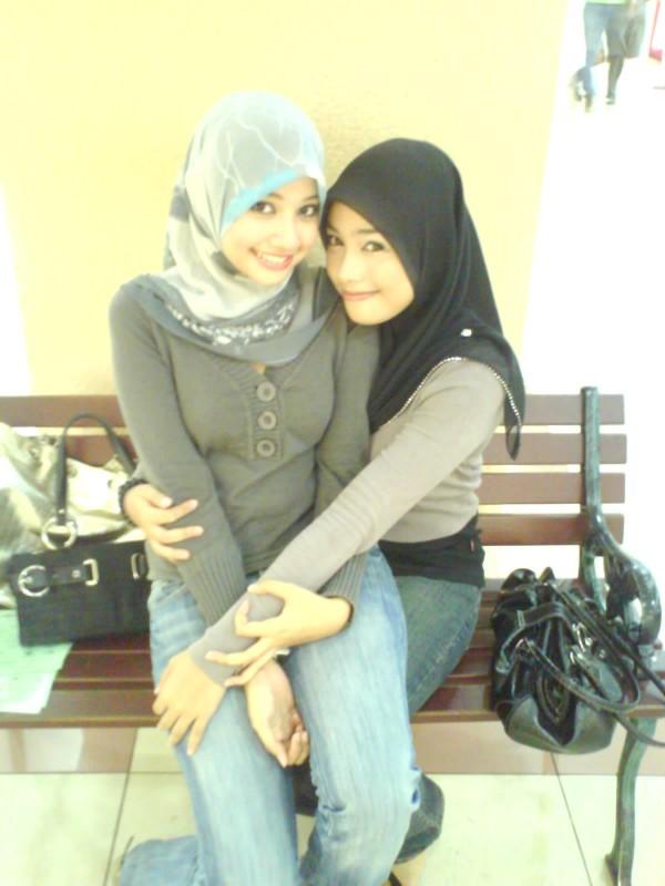 Kisah Seks Online: Gadis Berjilbab Pose Bersama Temen-Temennya