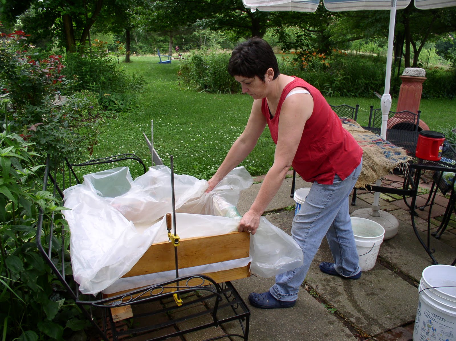 2ndhandpaper: Making Paper in a Pour Vat in the Garden