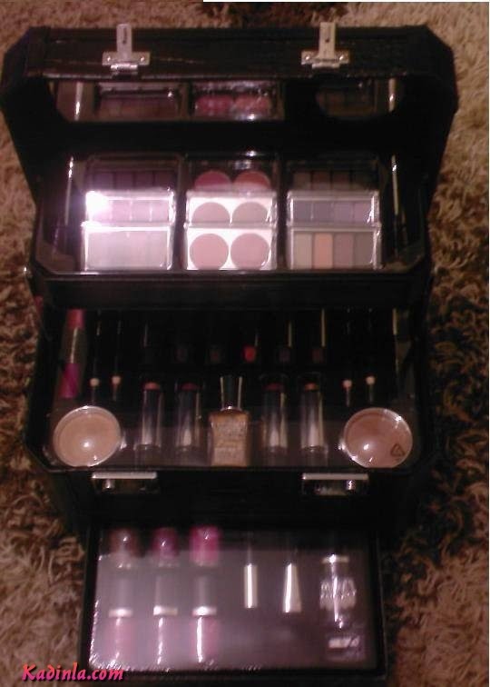 Kadın, Moda, Trend: Bayan Makyaj Seti