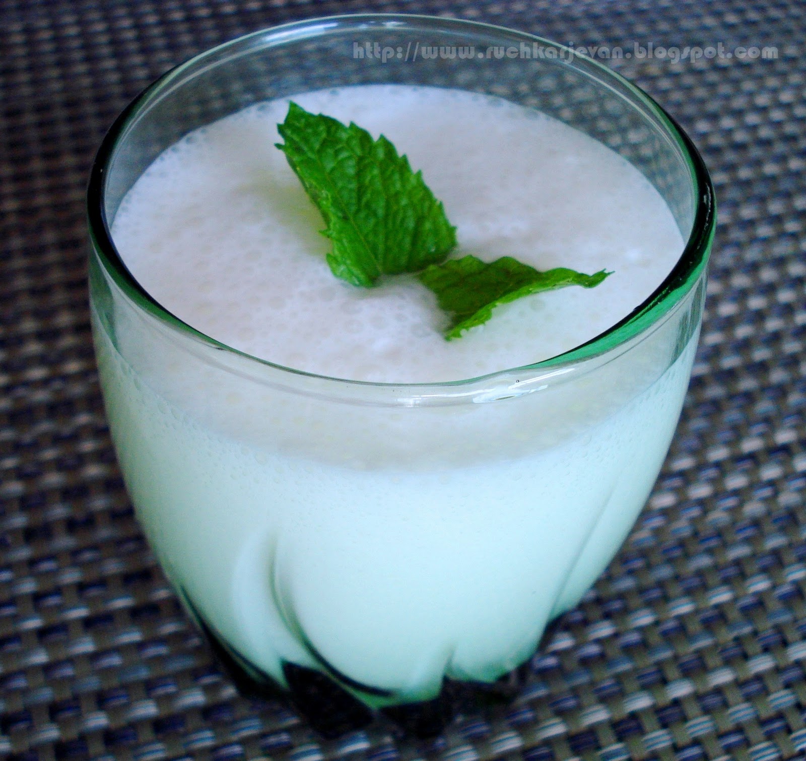 रुचकर जेवण: Plain Lassi