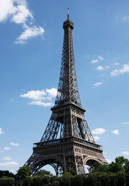 Dicas e Curiosidades: Por que a Torre Eiffel é torta e é maior no verão?