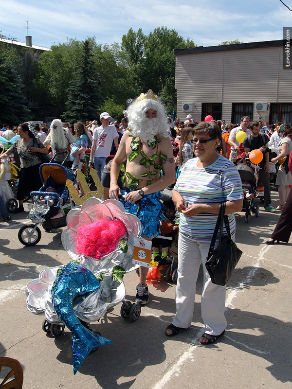 UNIQUE UNUSUAL OR INTERESTING: STROLLER PARADE