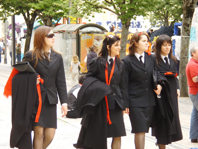 O Galo de Barcelos ao Poder: Fitas, capas e batinas