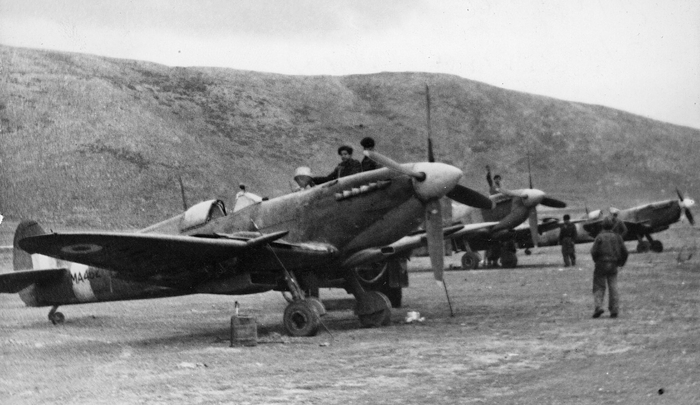 ντοκουμεντα ιστοριας: Αεροπλανα SPITFIRE σε αεροδρομια. 1948