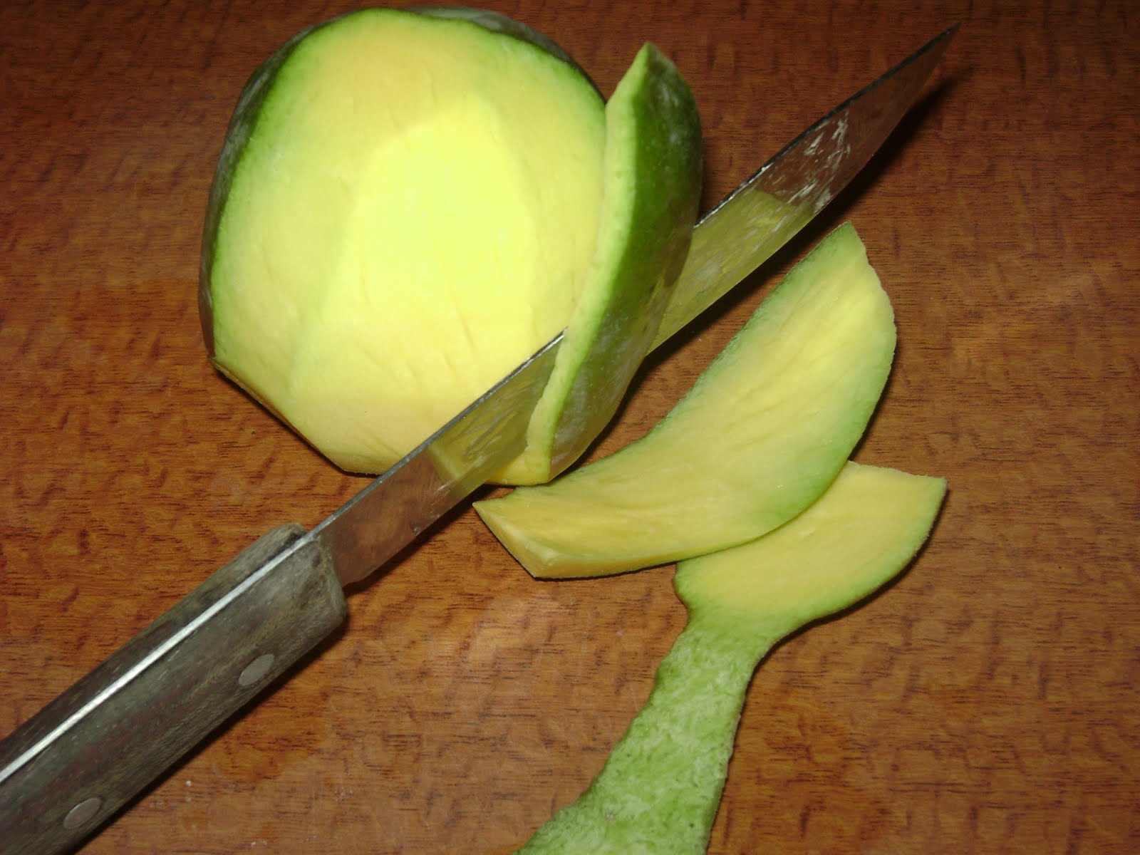 How to Peel & Slice a Mango - La Cocina de Leslie