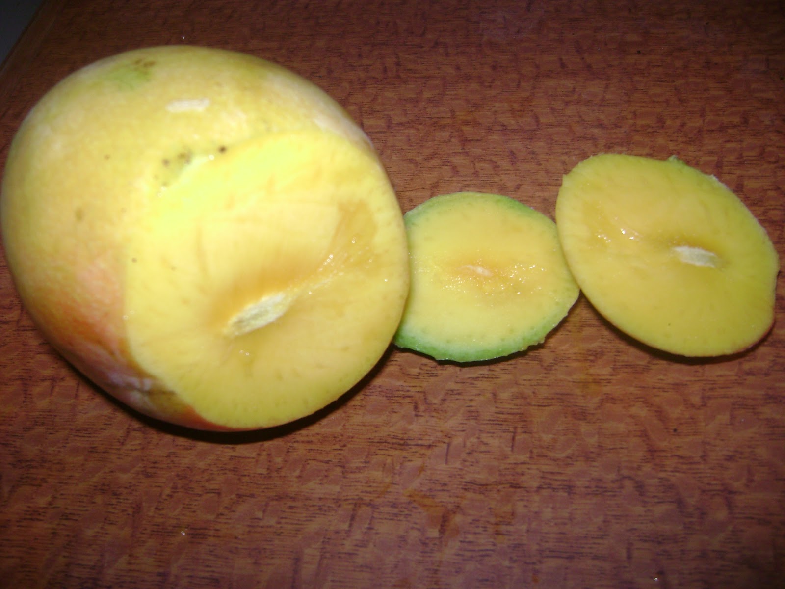 How to Peel & Slice a Mango - La Cocina de Leslie