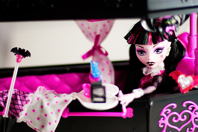 Monster High Dolls Lovers: Get Pink Bed For Draculaura Pink Dolls ...