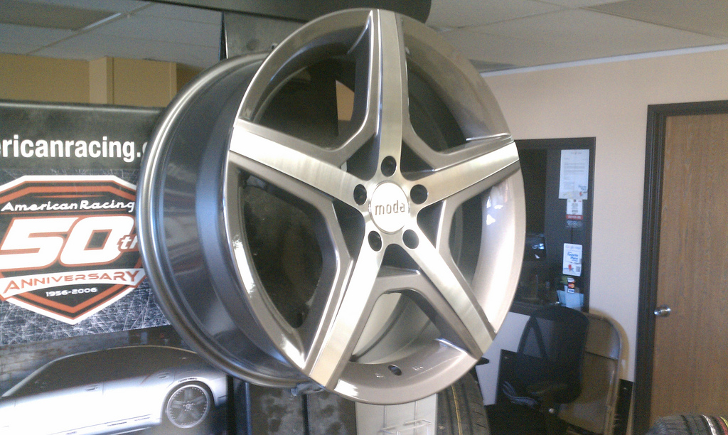 A2I: 19" Moda Wheel for Chevy HHR Cruze and Saturn Aura