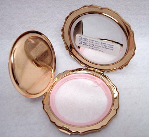 My Powder Compacts: VINTAGE STRATTON FLOWERS MOTIF