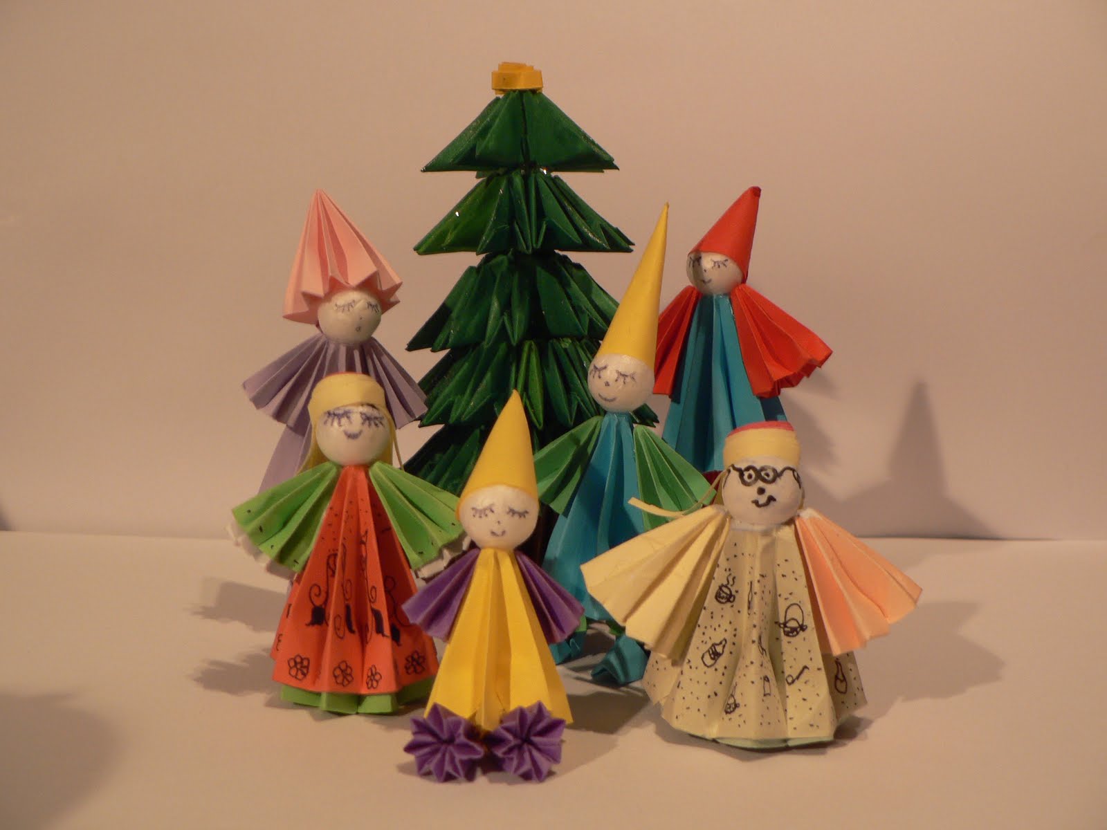 original paper decor: colindatori la brad