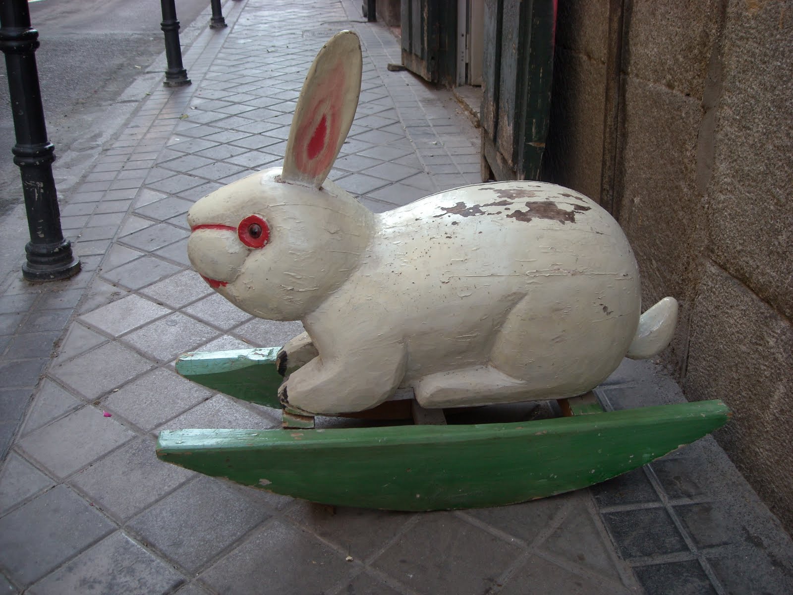 Espacio Moratín 20: Enorme conejo balancín de madera policromada. Giant ...