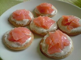 METS DELICE: Mini blinis au saumon fumé