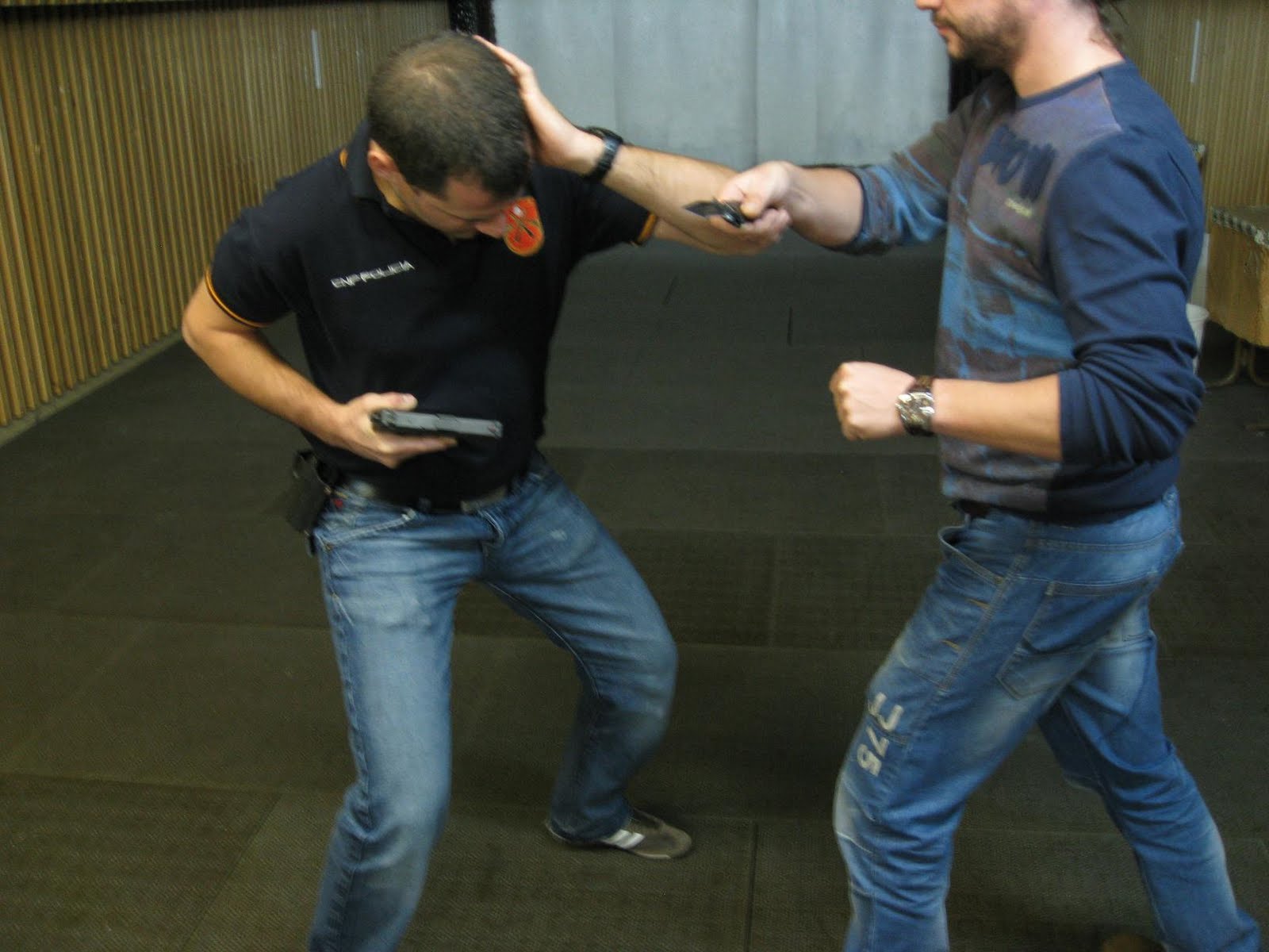 TIRO POLICIAL Y TACTICO: EL DESENFUNDE Y LA PRESENTACION DEL ARMA.