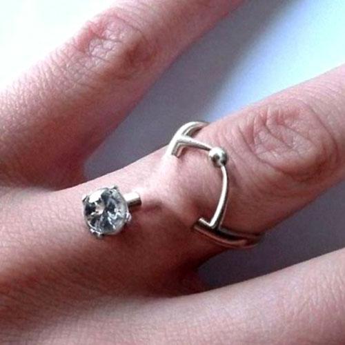 Anello al dito piercing.