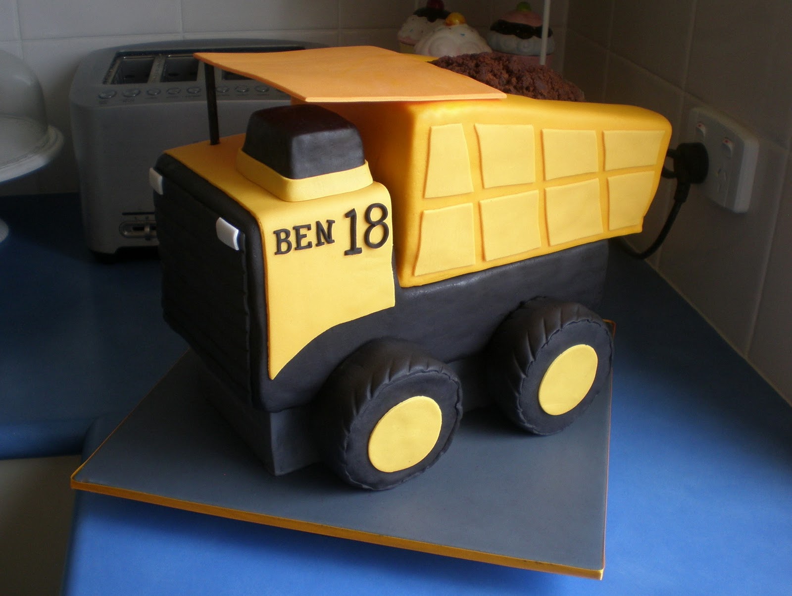 Sugar Siren Cakes Mackay: Mining/Construction Truck Cake