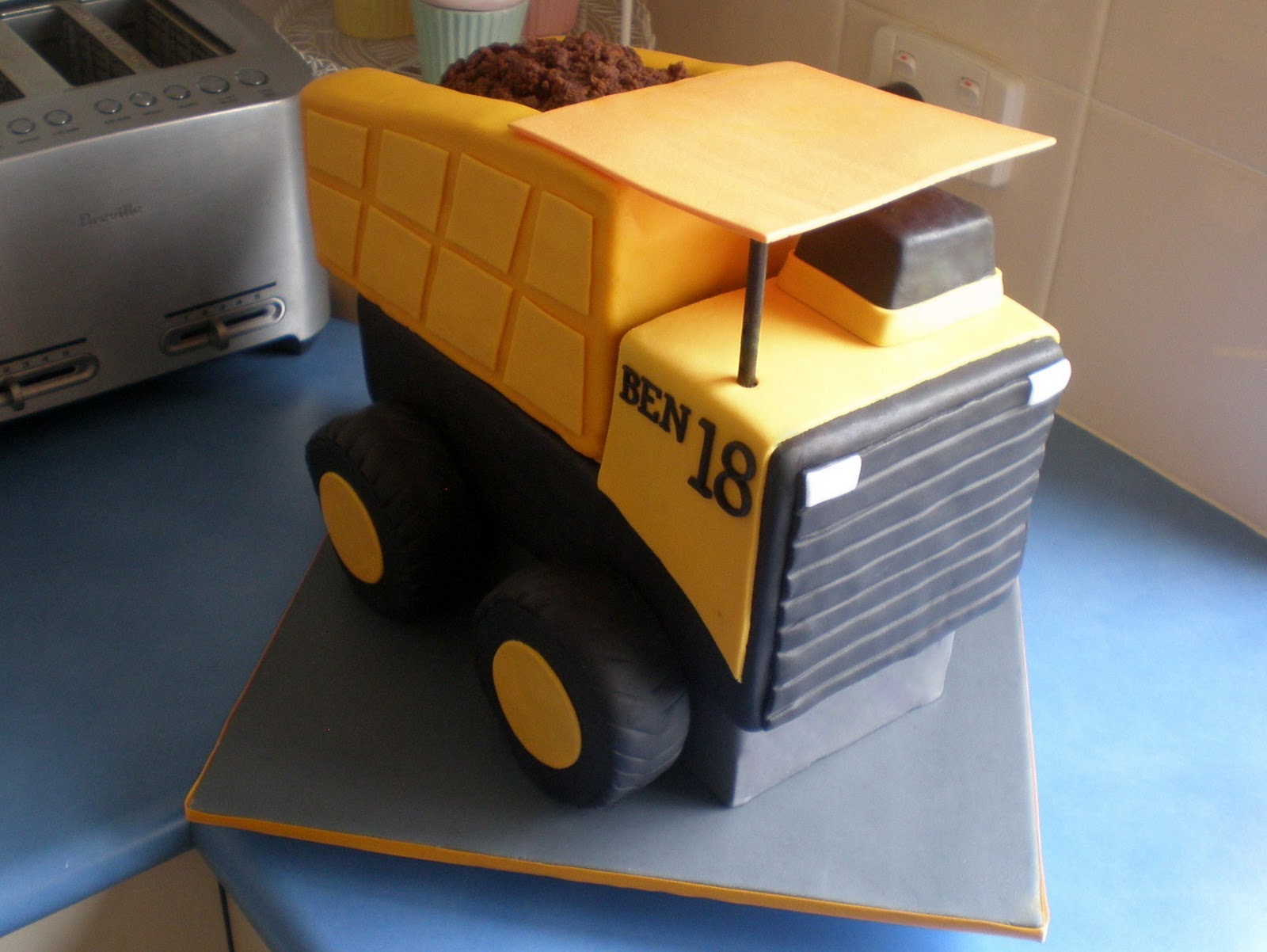 Sugar Siren Cakes Mackay: Mining/Construction Truck Cake