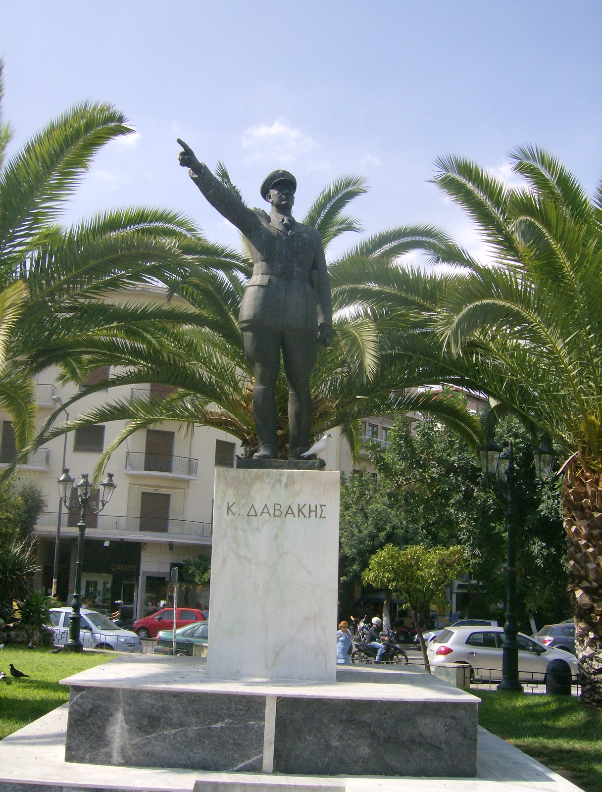 Οδός Ελλήνων: Φωτογραφίες από τον ανδριάντα Κωνσταντίνου Δαβάκη στην ...