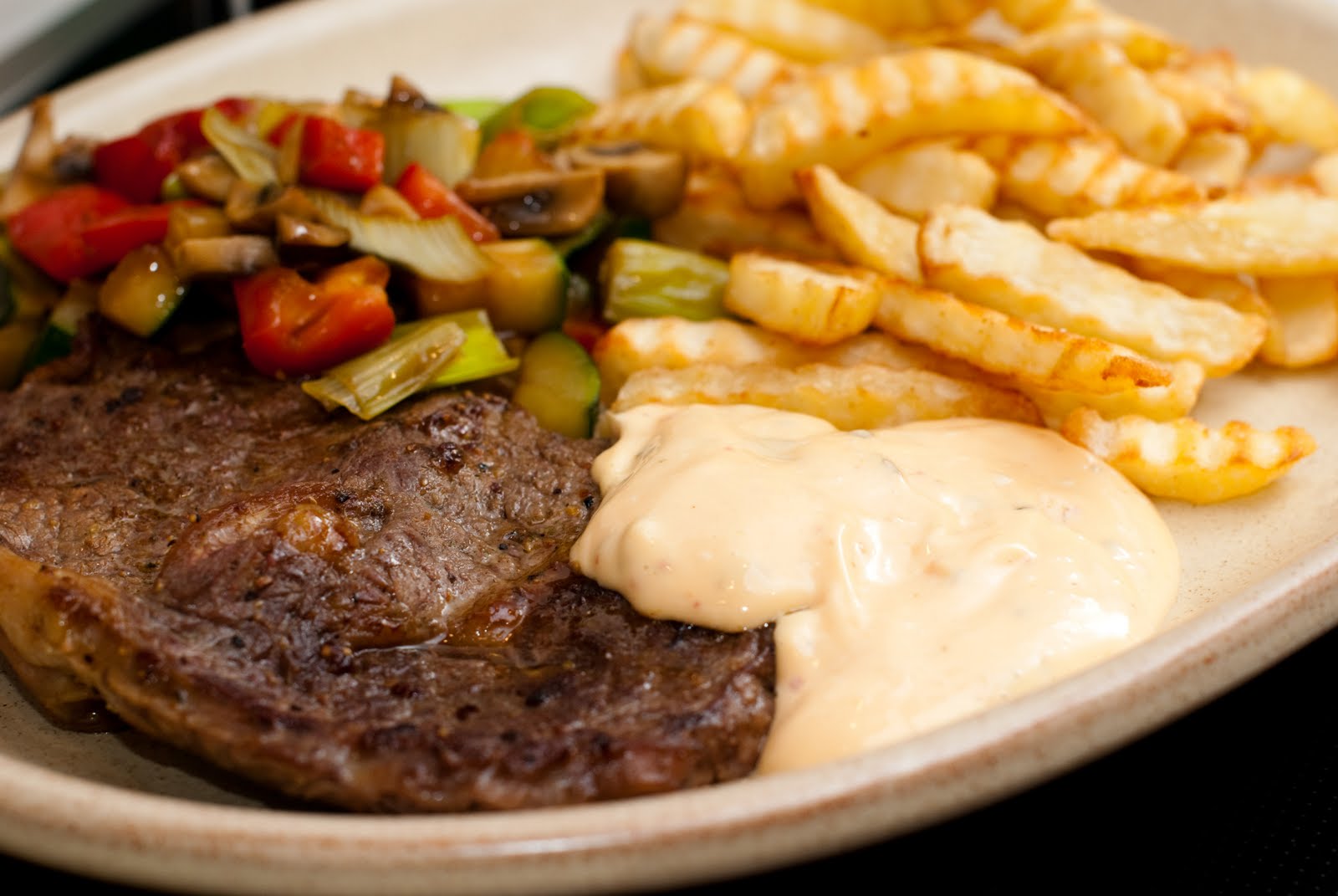 Tina´s Mat: Entrecote med stekta grönsaker, pommes frites & hot bearnaise.