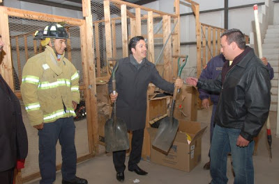 MIGRAMOS DE BLOG: ENTREGA DAVID FIGUEROA EQUIPOS A BOMBEROS