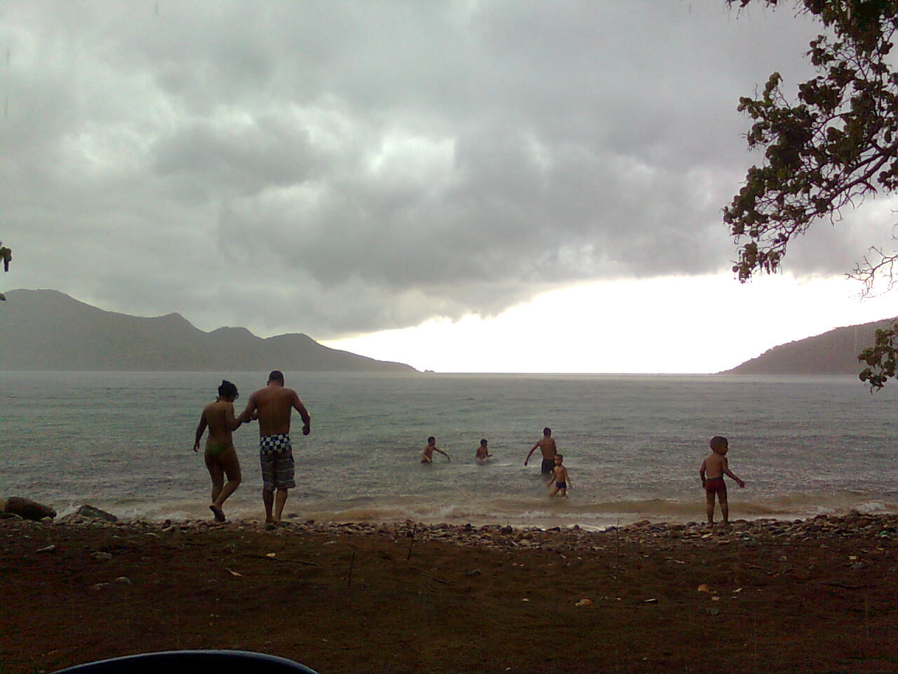 FOTOS CON Y SIN ROLLO: Playa Conoma un día lluvioso