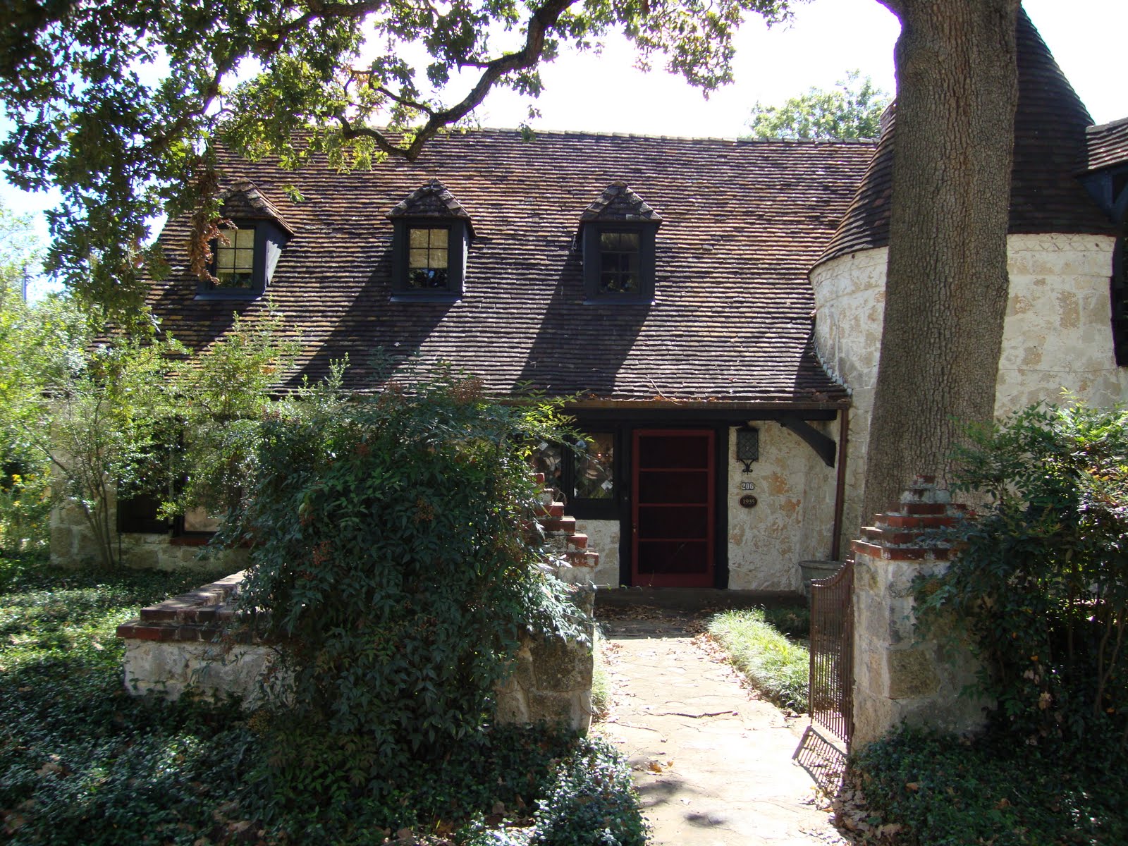 ~ Charles Dilbeck Designed Home in Sherman, TX. ~ | Lady Butterbug