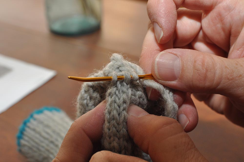 Two Left Feet: how to knit a mitten, part 3: after the thumb gusset