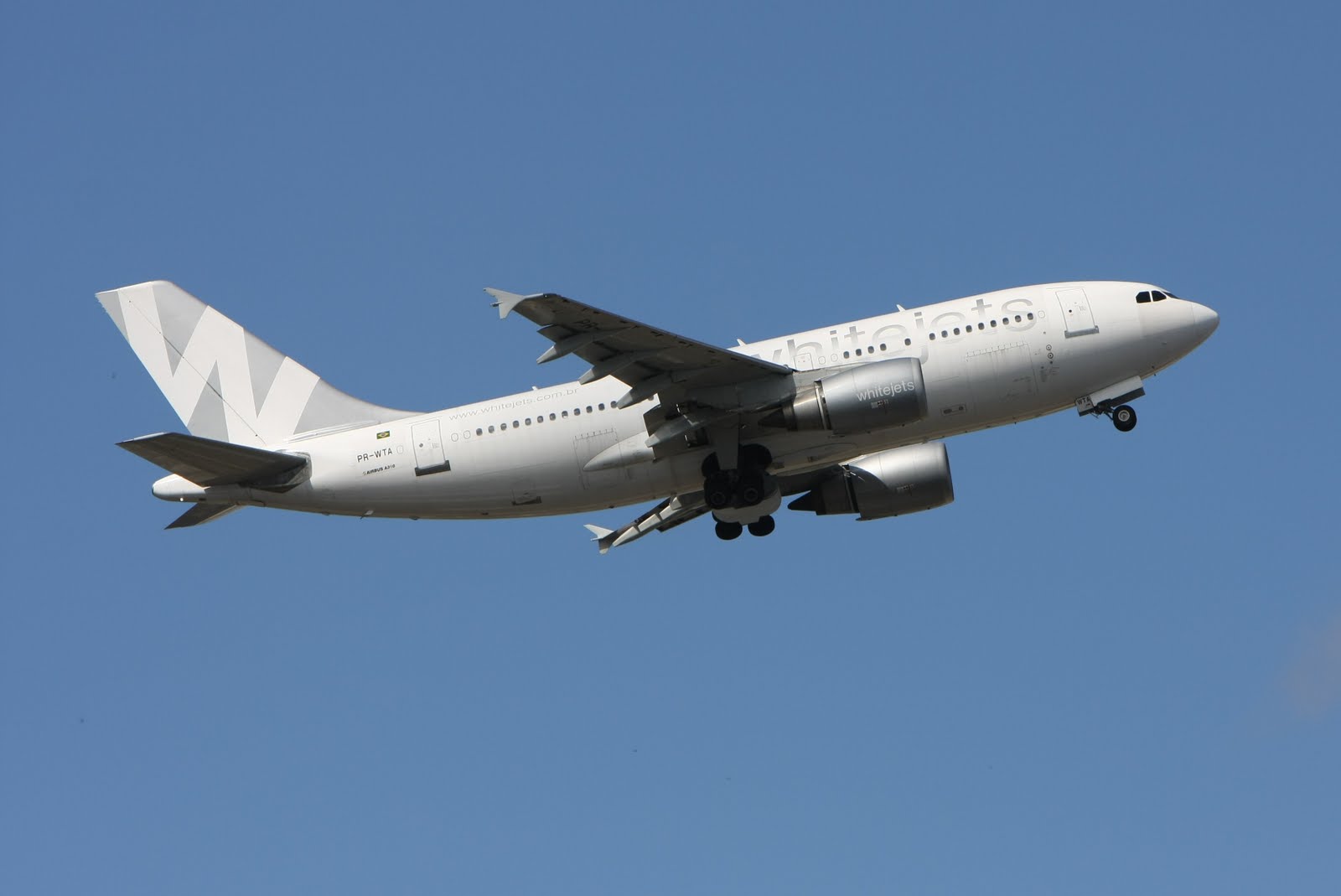 Flyingphotos Magazine: LPPT - WHITE JET A310-300 PR-WTA (voo White)