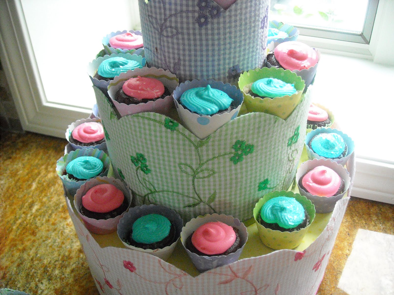 SuzieCakes: Mini Cupcake Tower!