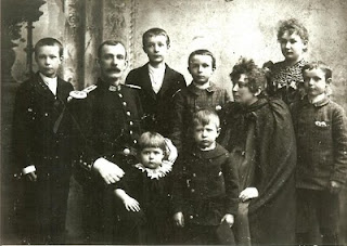 Hanging from the Family Tree: Treasure Chest Thursday - Family Resemblance