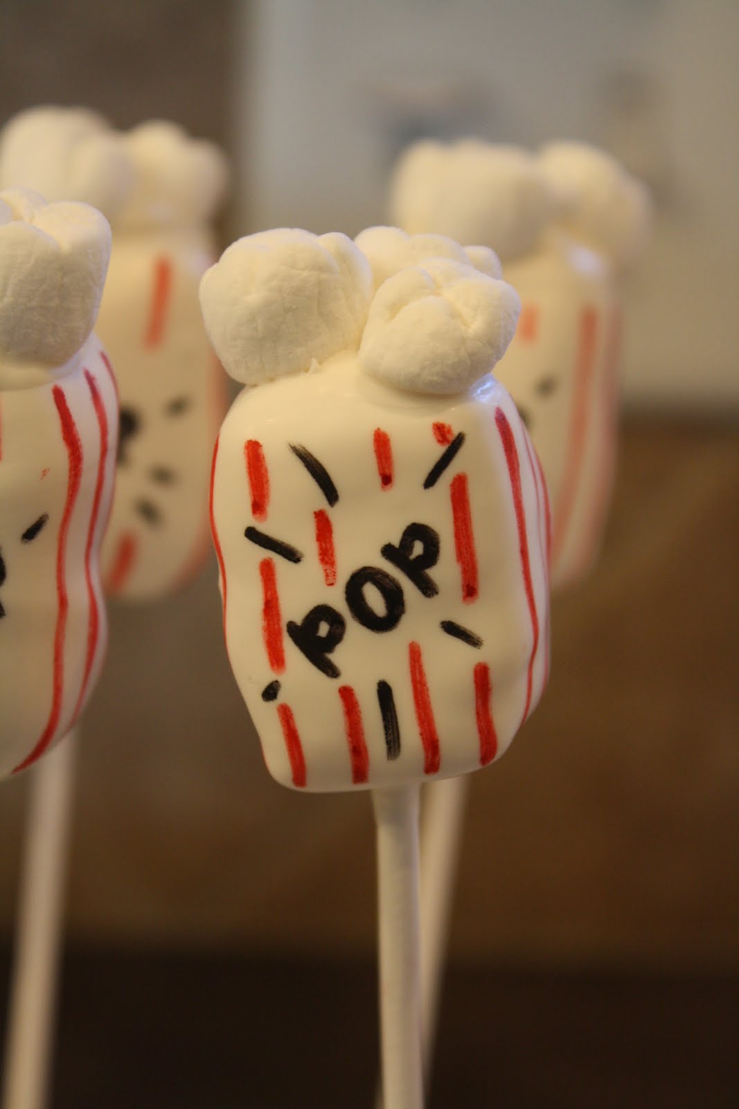 Meringue: Popcorn Box Cake Pops