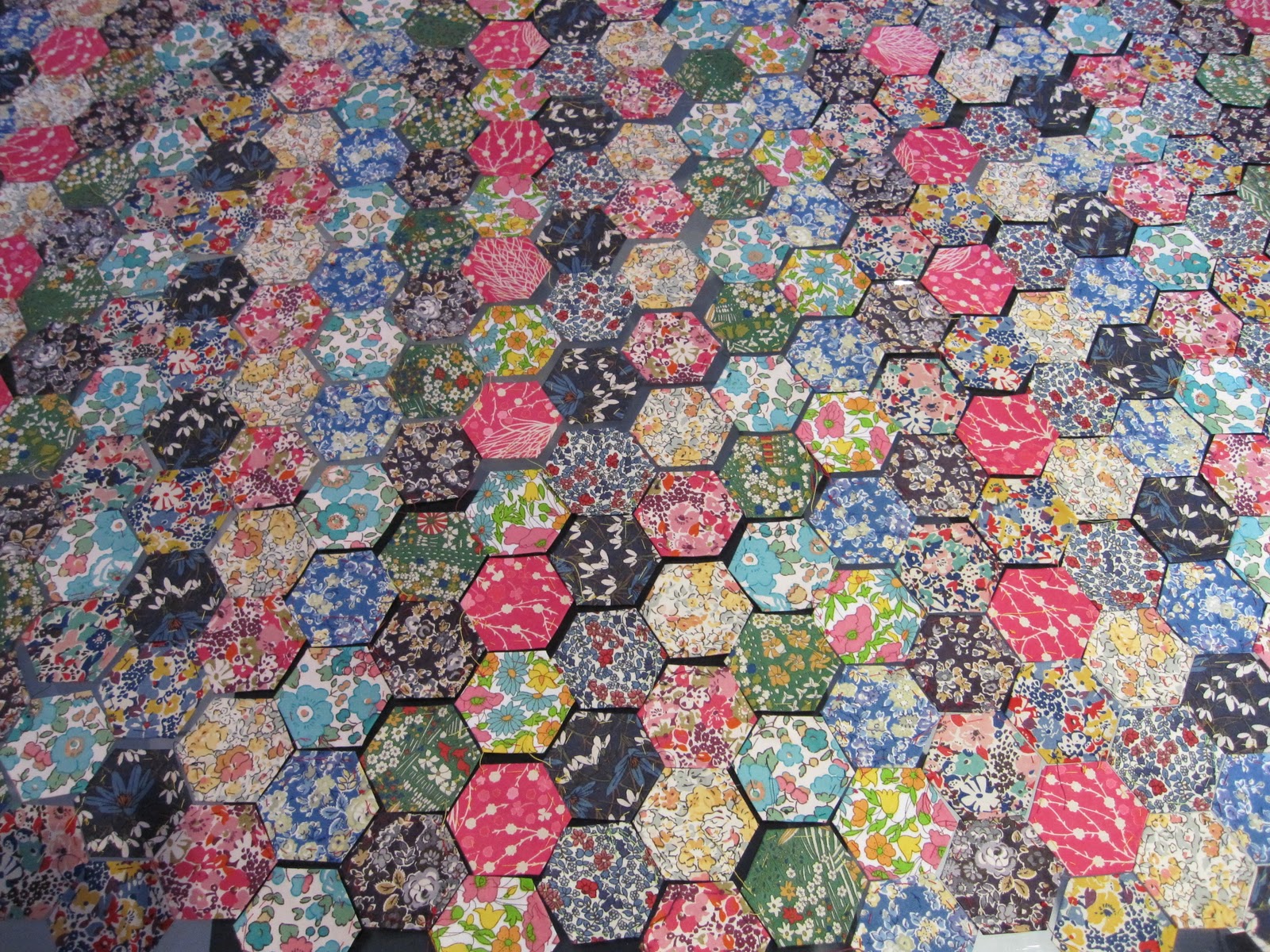 Kit-Bik Quilts: Playing with hexies
