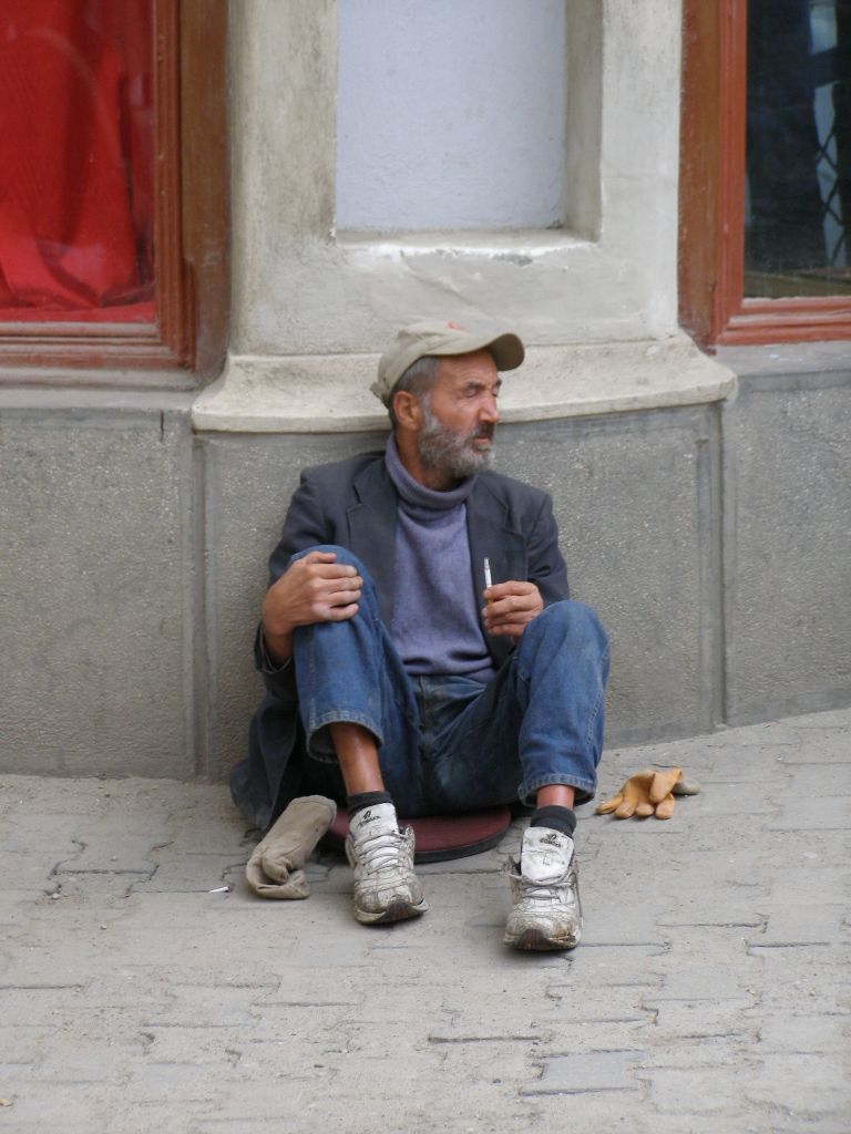 Mega Bacau: Ziua boschetari, noaptea milionari