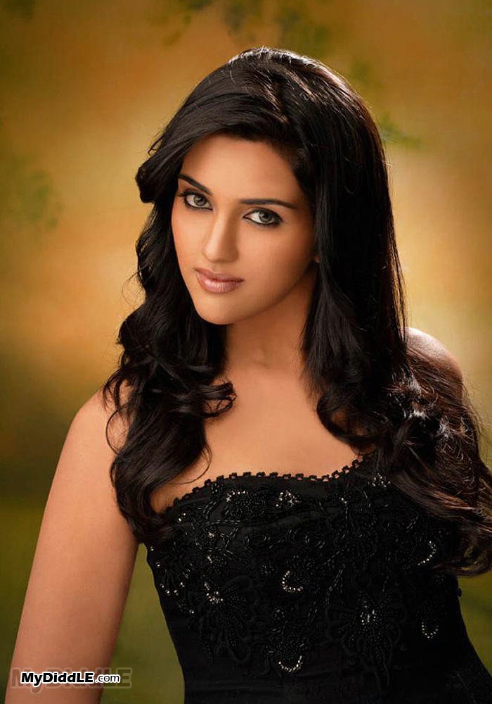 Wallpaper World: Actress Ragini's New Photoshoot image